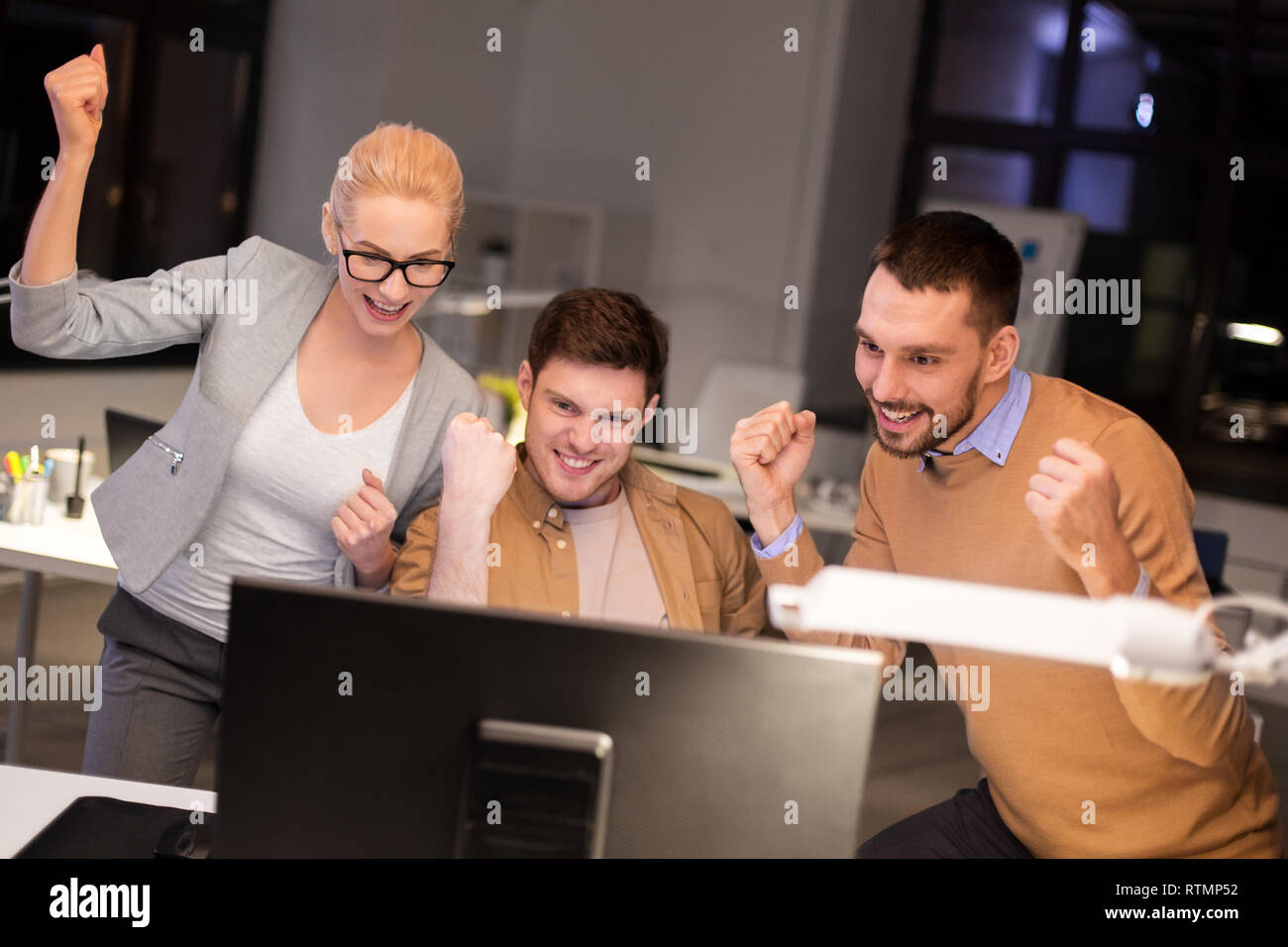 Celebrating success office team -Fotos und -Bildmaterial in hoher ...