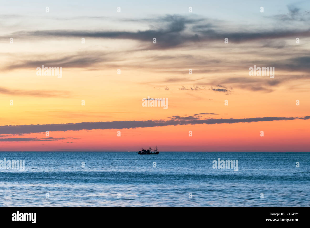 Boot im meer bei sonnenuntergang -Fotos und -Bildmaterial in hoher ...