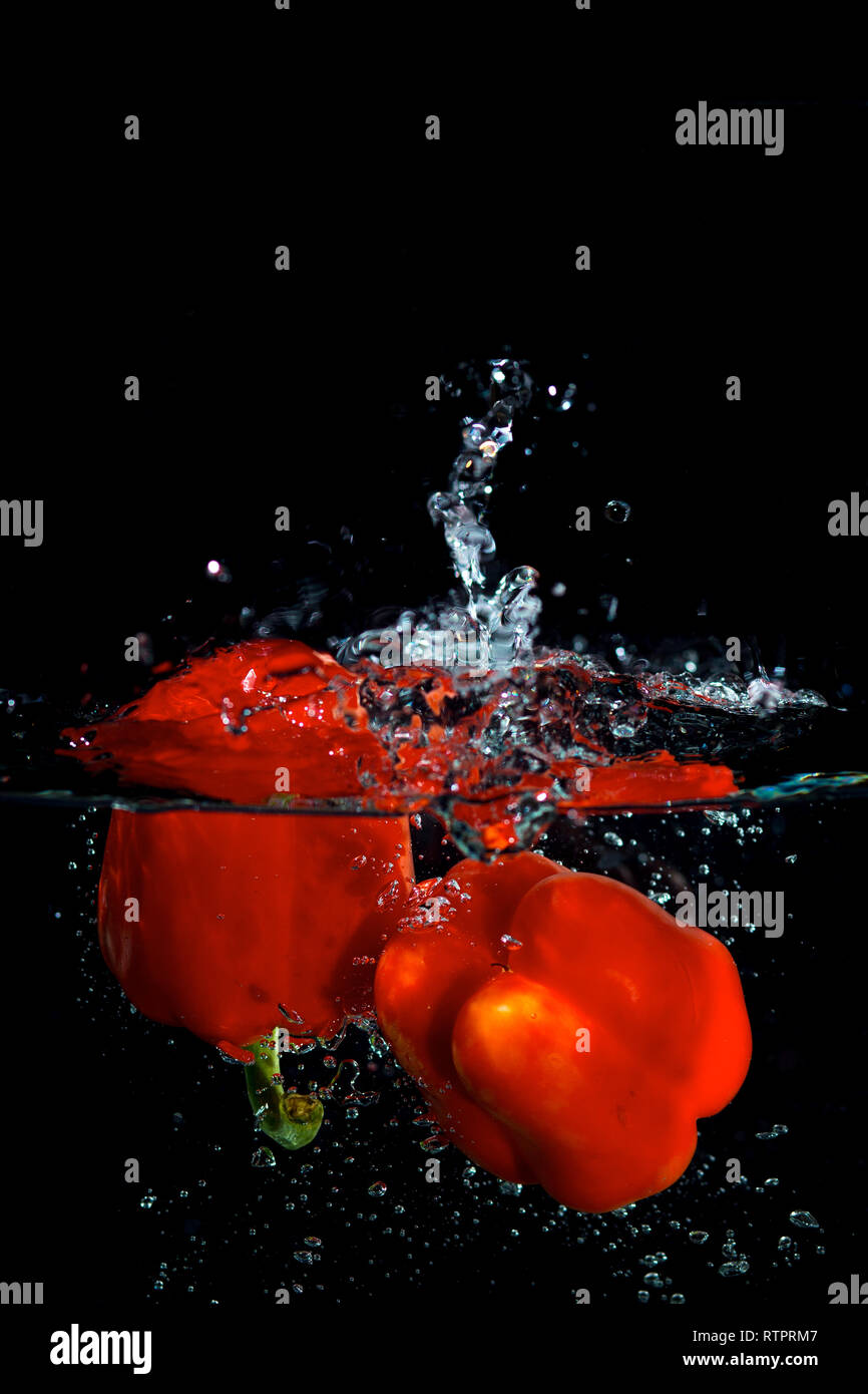 Pfeffer tauchen ins wasser -Fotos und -Bildmaterial in hoher Auflösung ...