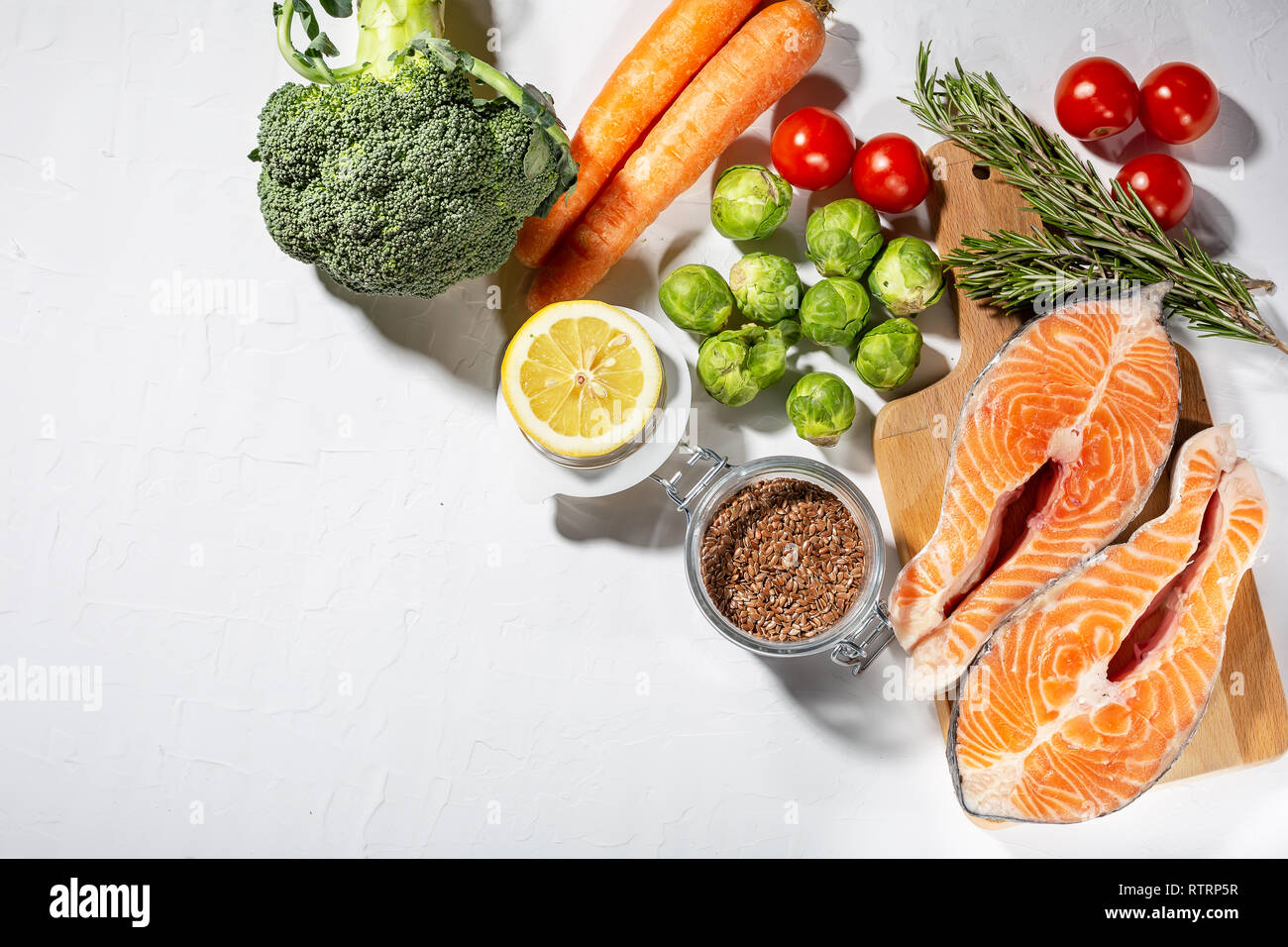 Hintergrund der gesunden Ernährung mit Lachs, Gemüse und Superfood ...