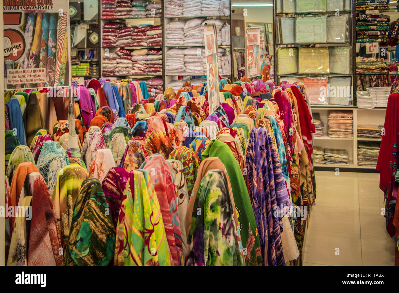 Traditionelle indische sari stoffe -Fotos und -Bildmaterial in hoher ...