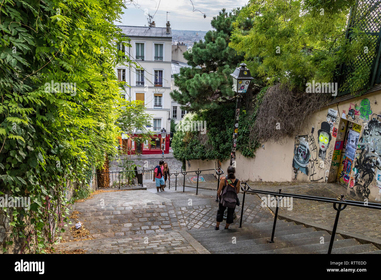 Place du calvaire montmartre -Fotos und -Bildmaterial in hoher ...