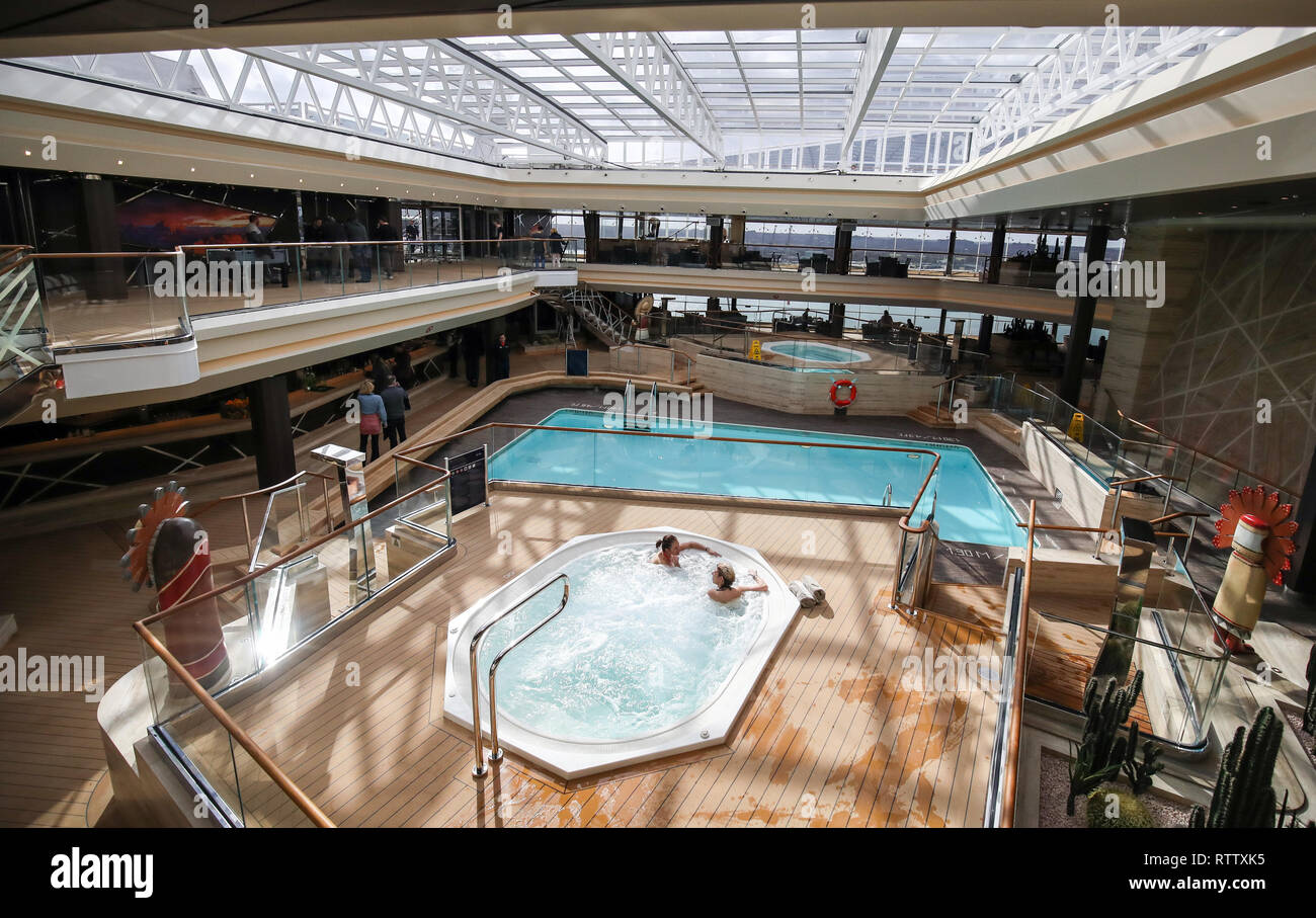 Allgemeine Ansicht des Solarium an Bord der neuen MSC Kreuzfahrtschiff ...