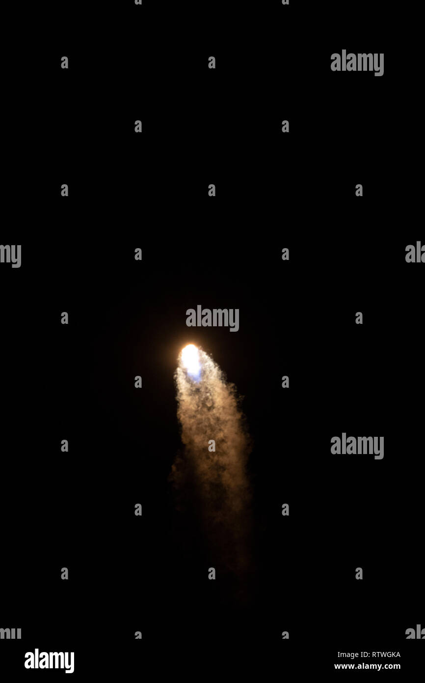 Die SpaceX Falcon 9 Rakete mit dem Drachen Commercial Crew capsule ...