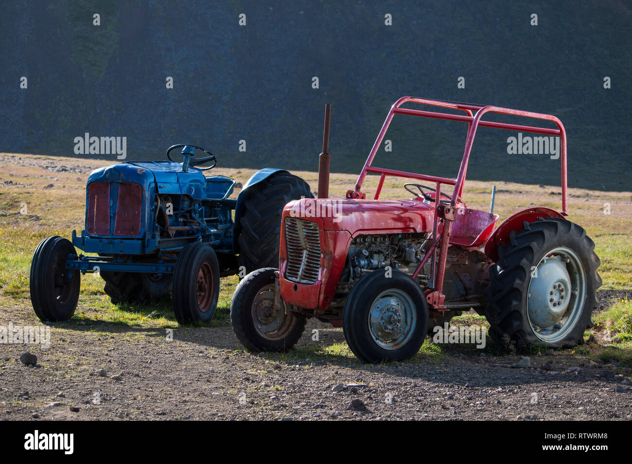 Zwei alte Traktoren, Traktor blau und rot Traktor in Island in der ...