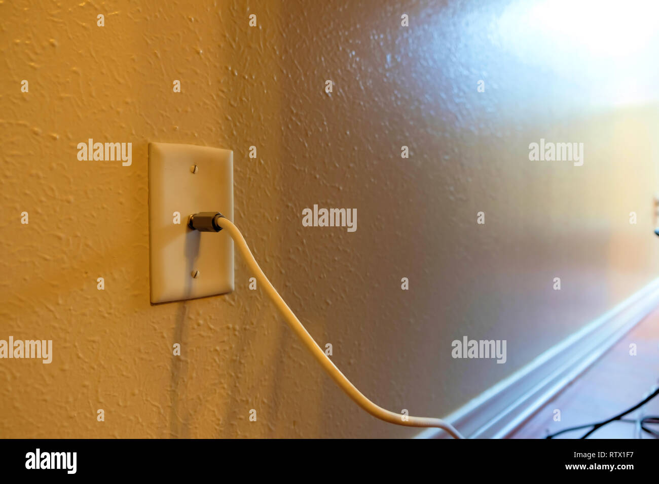 Kabel an eine steckdose angeschlossen -Fotos und -Bildmaterial in hoher ...