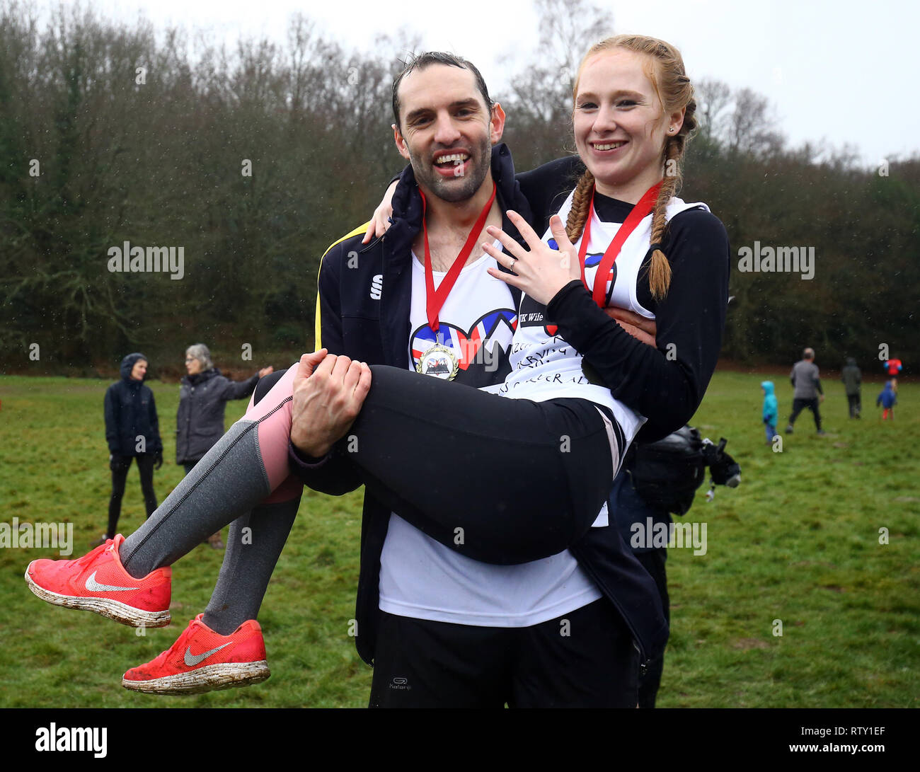 Christopher Hepworth und sein Partner Tanisha Prince, nachdem er zu ihr ...