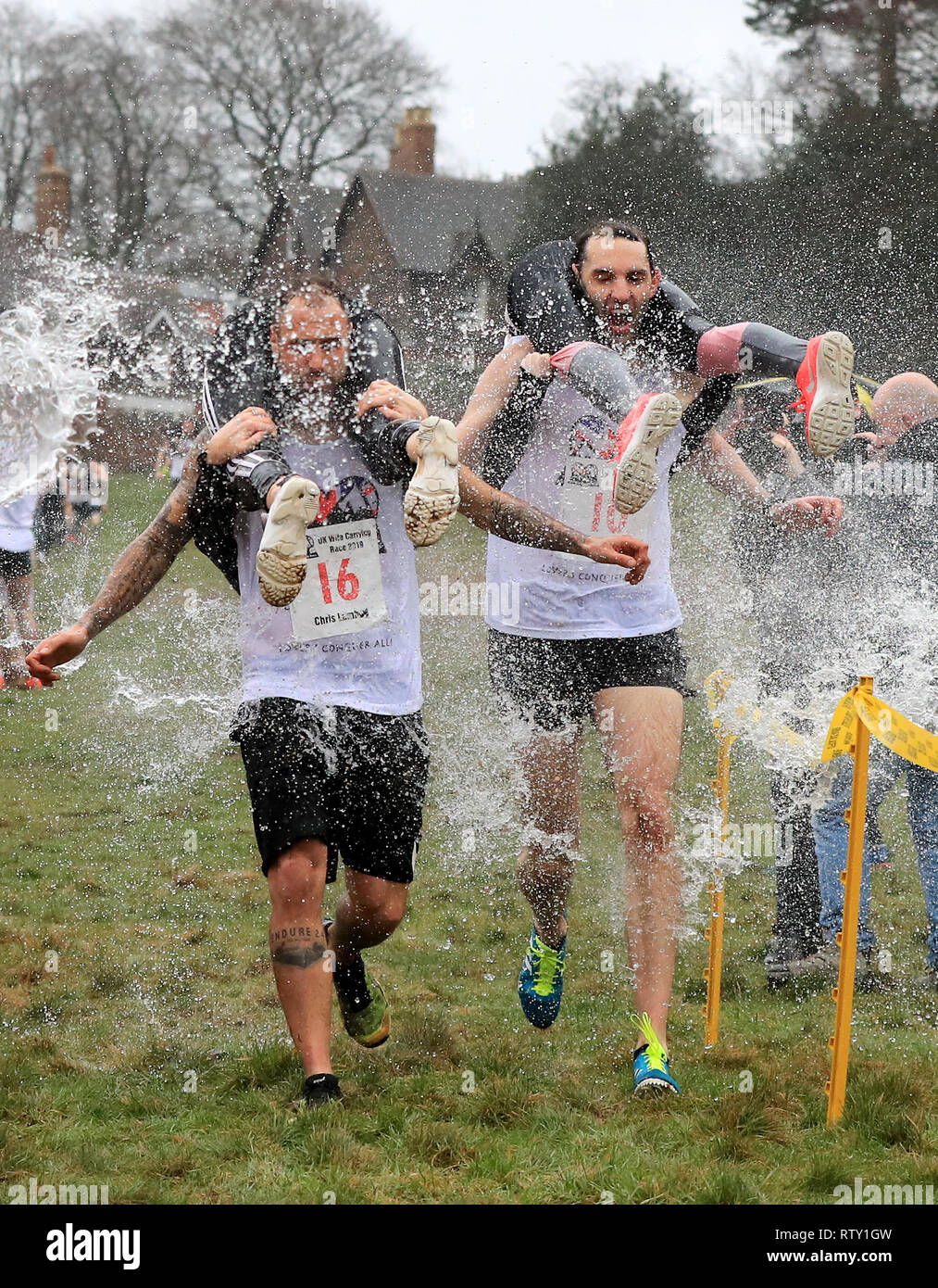 Christopher Hepworth mit Partner Tanisha Prinz (rechts) auf dem Weg zum ...