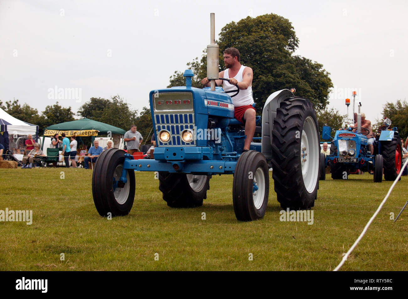 Ford 4000 tractor -Fotos und -Bildmaterial in hoher Auflösung – Alamy