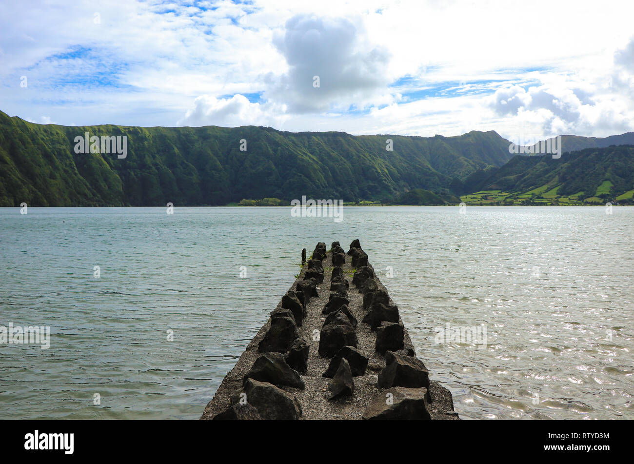 Anlegesteg lagune berge strand -Fotos und -Bildmaterial in hoher ...