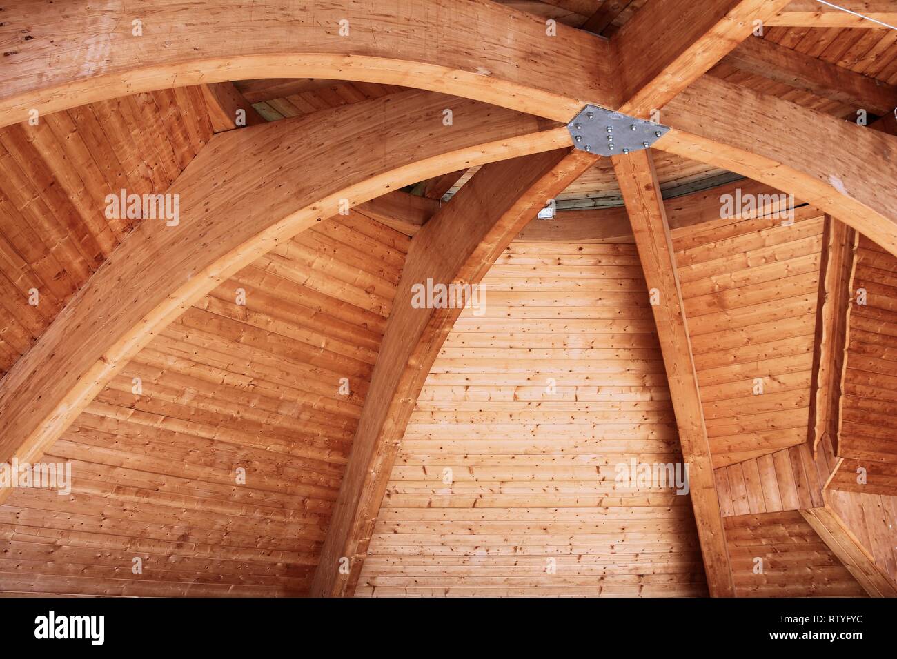 Gebogene holzkonstruktion -Fotos und -Bildmaterial in hoher Auflösung ...