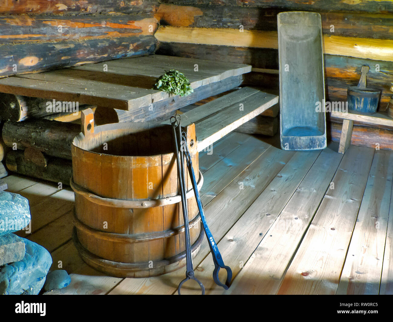 Der Innenraum eines Holzhauses, Bänke, Schaufel und Regale aus Holz im ...