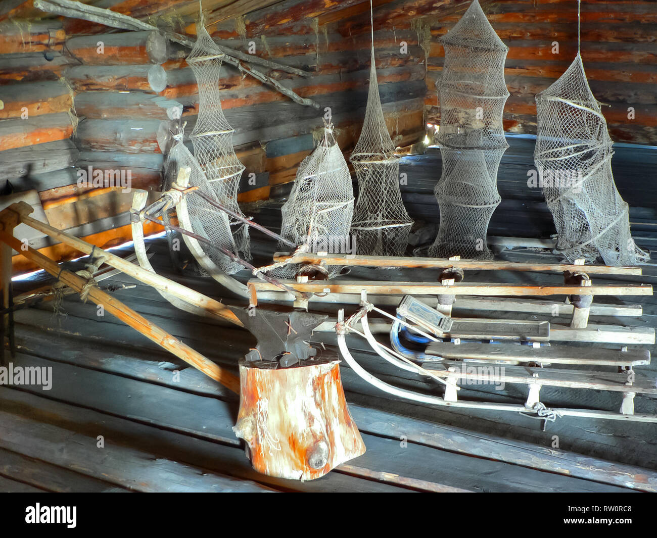 Der Innenraum eines Holzhauses, Bänke, Schaufel und Regale aus Holz im ...