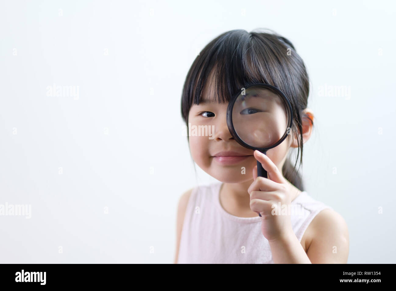 Kind mit lupe -Fotos und -Bildmaterial in hoher Auflösung – Alamy