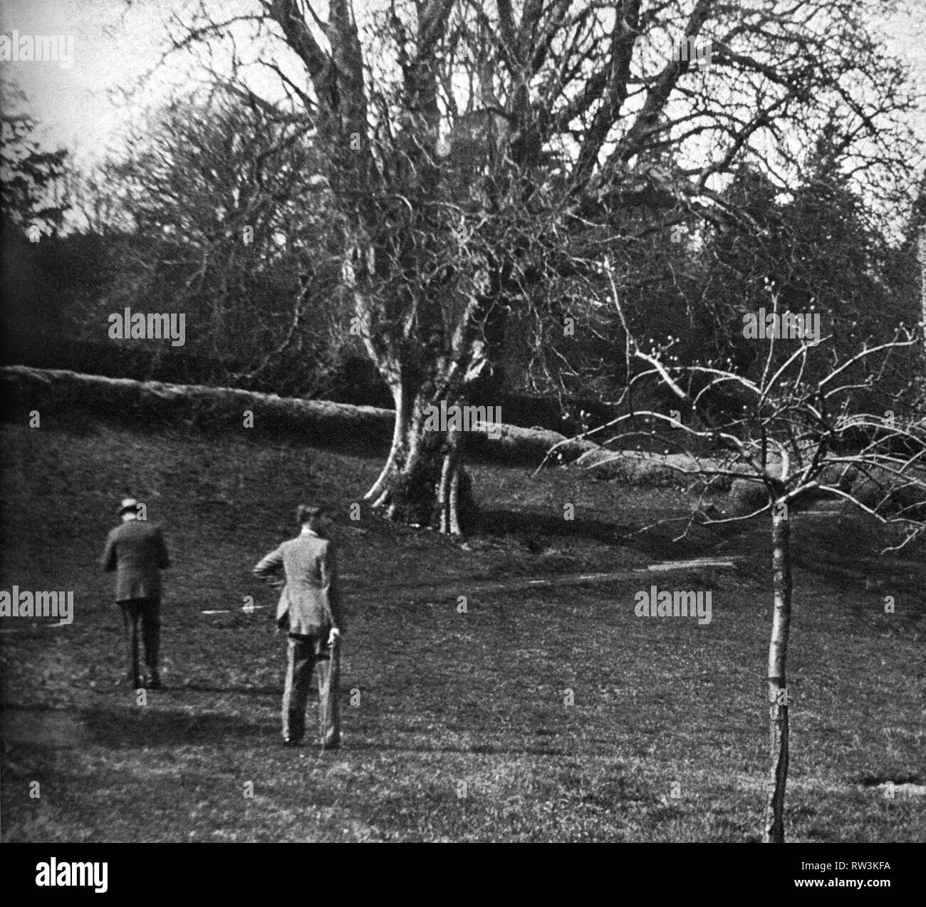 Winston Churchill auf dem Gelände von Chartwell mit seinem Freund Ralph ...