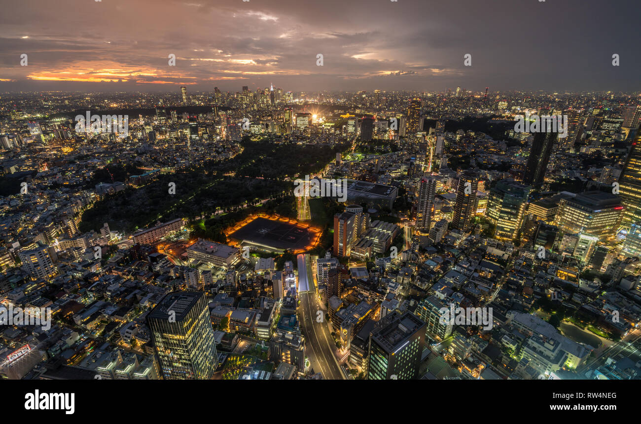 Tokio - August 08, 2017: Tokio Skyline Nacht Luftbild und Autobahn auto ...