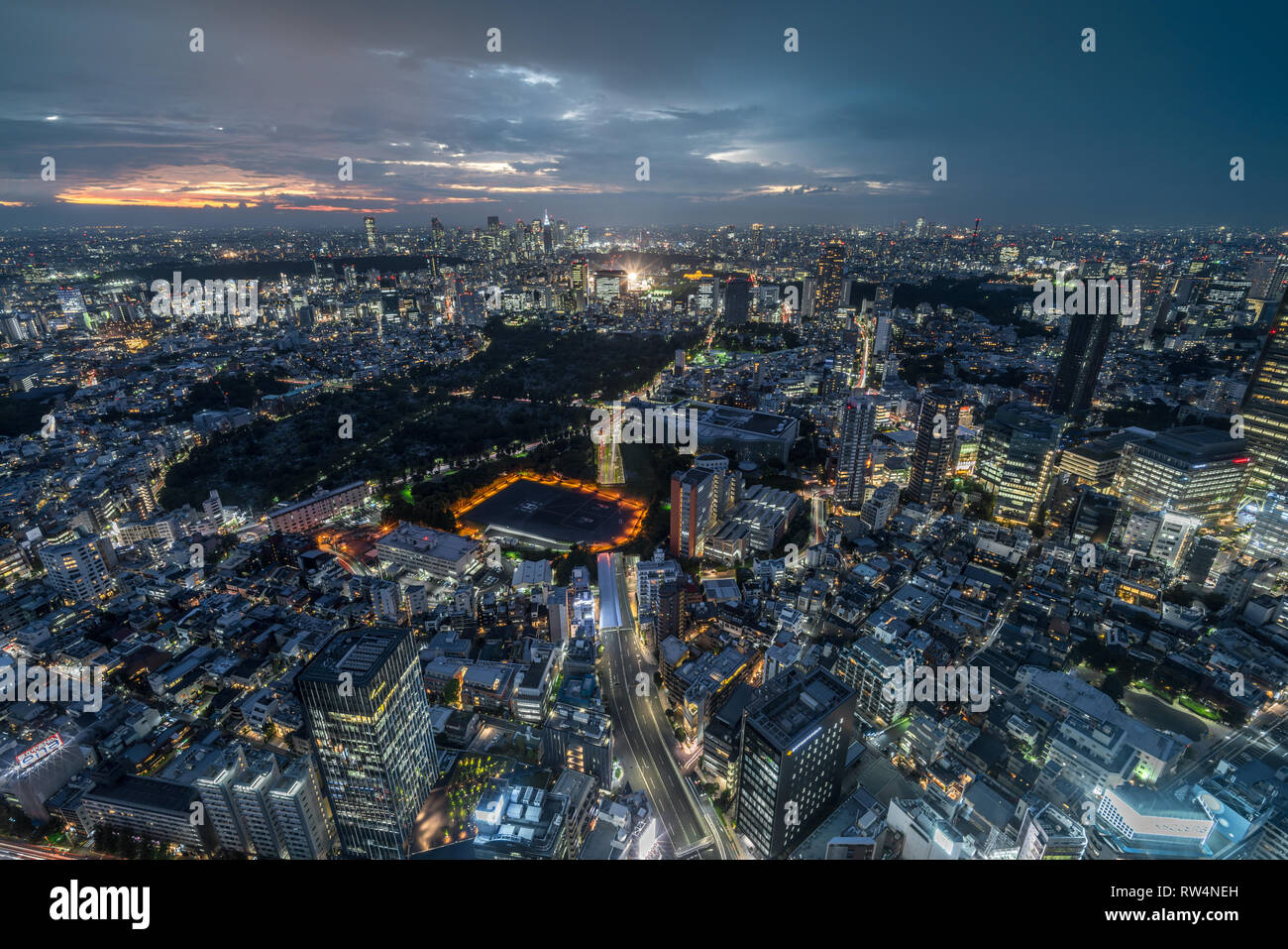 Tokio - August 08, 2017: Tokio Skyline Nacht Luftbild und Autobahn auto ...