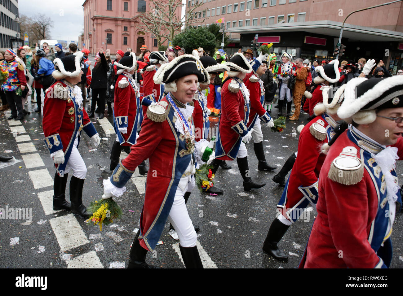 Mainz, Deutschland. 4. März 2019. Mitglieder des Mainzer Prinzengarde ...