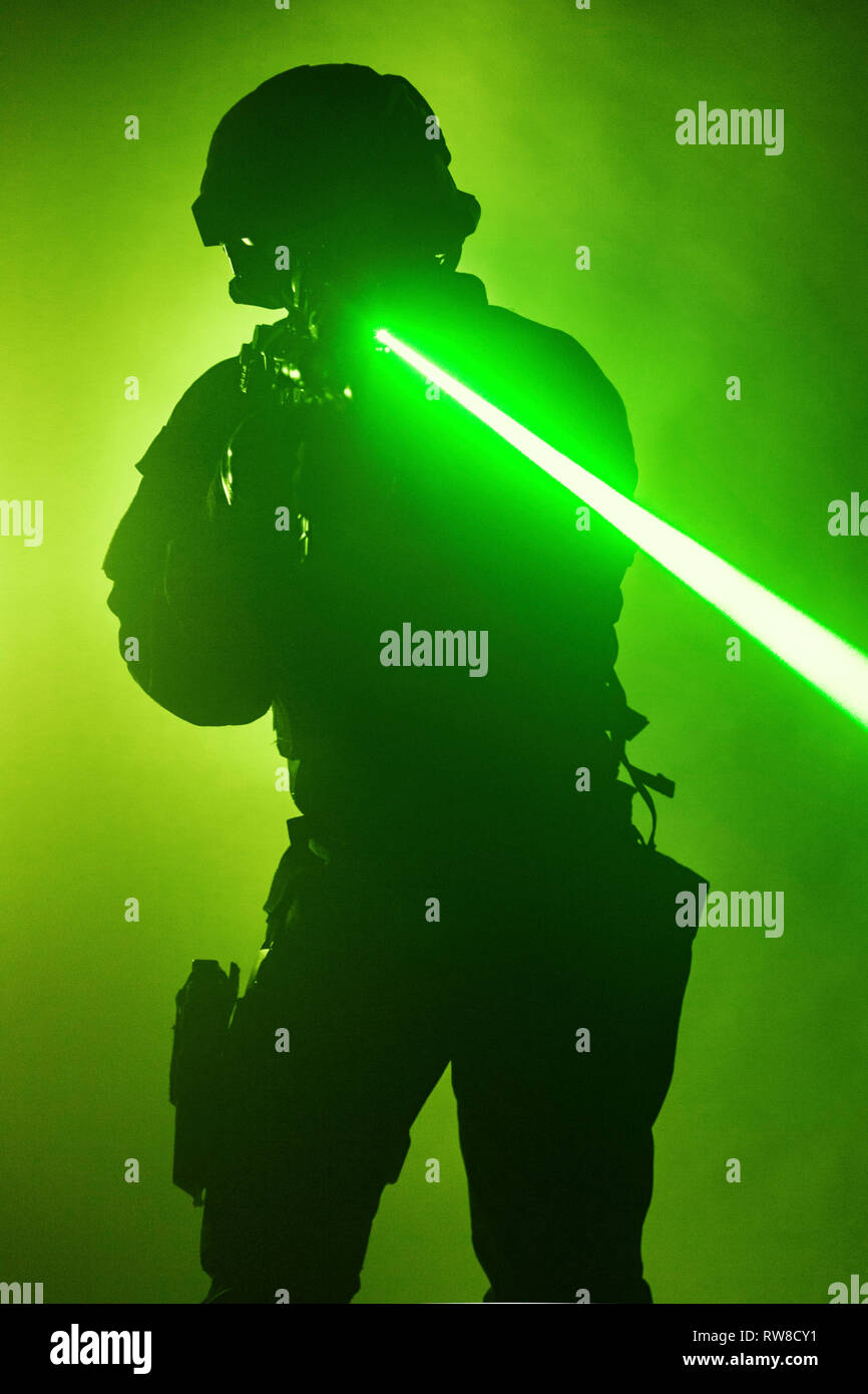 Studio shot von SWAT Polizei Operator mit Laser Anblick auf dem Gewehr ...