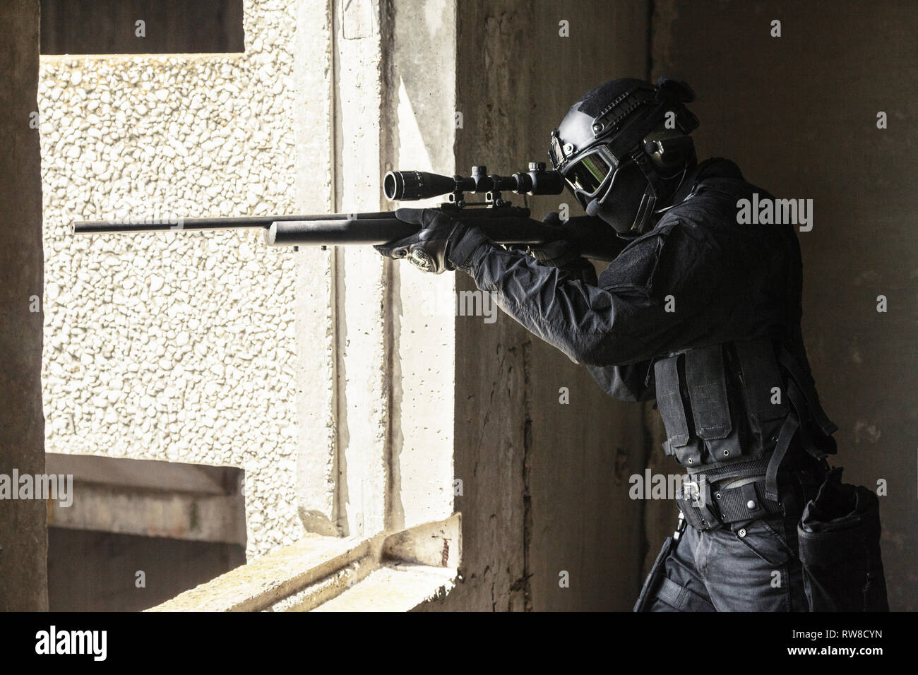 Swat Polizei Operator Mit Scharfschützengewehr Mit Dem Ziel Aus Dem