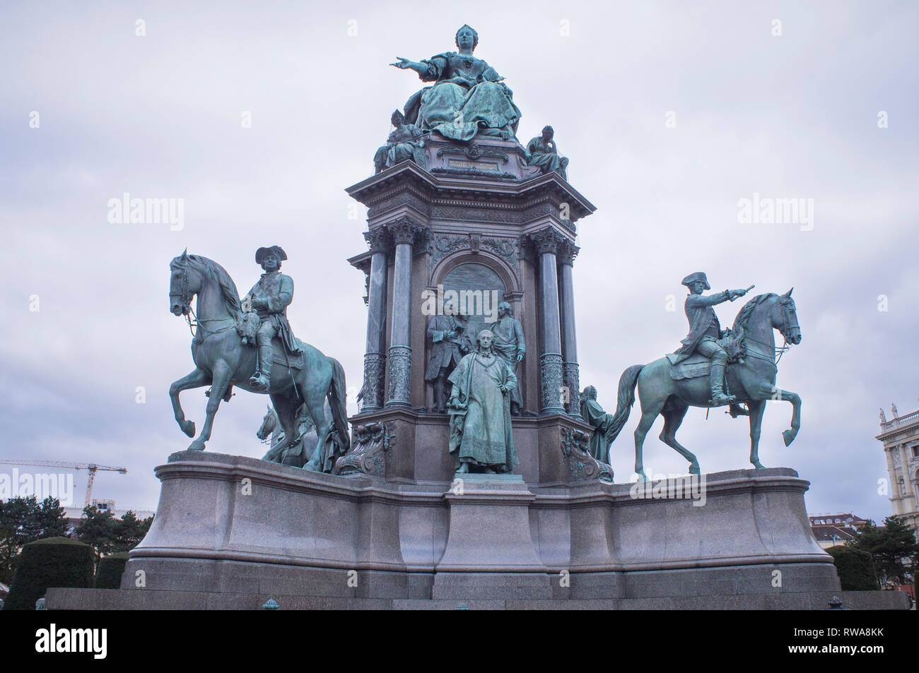 Die Kaiserin Maria Theresia Denkmal, das von vier Reiter Statuen ihrer ...