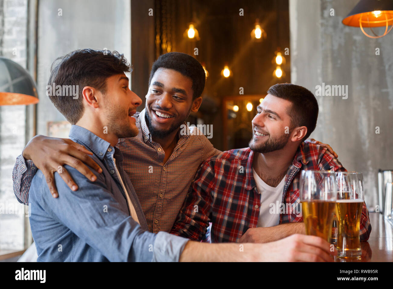 Hallo freunde -Fotos und -Bildmaterial in hoher Auflösung – Alamy