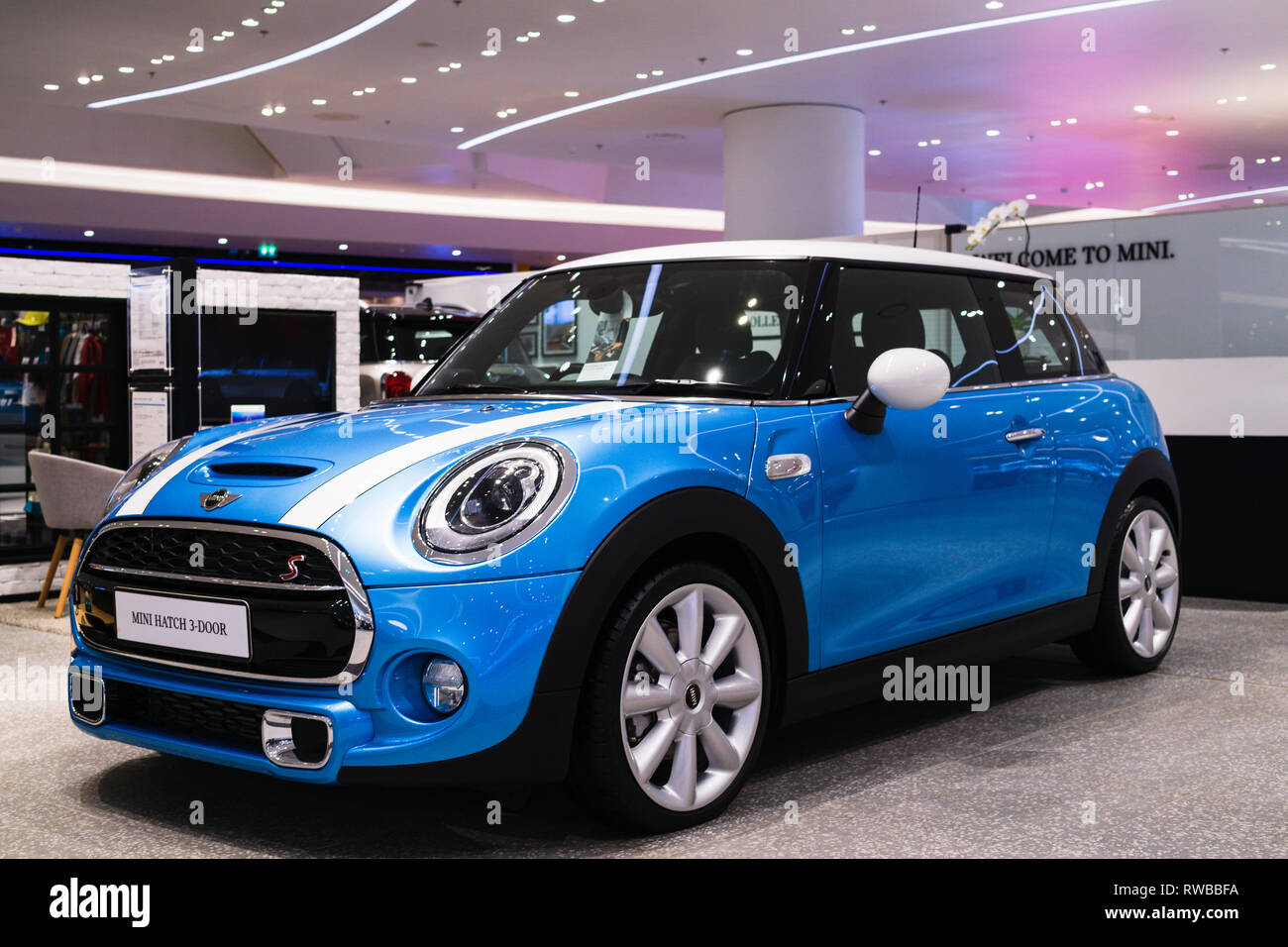 Blauer Mini Cooper