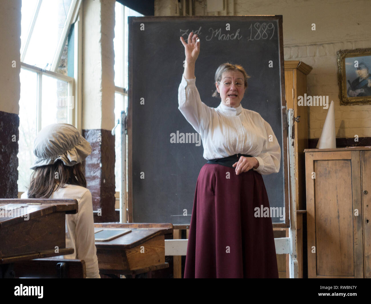 Strenge lehrerin -Fotos und -Bildmaterial in hoher Auflösung – Alamy