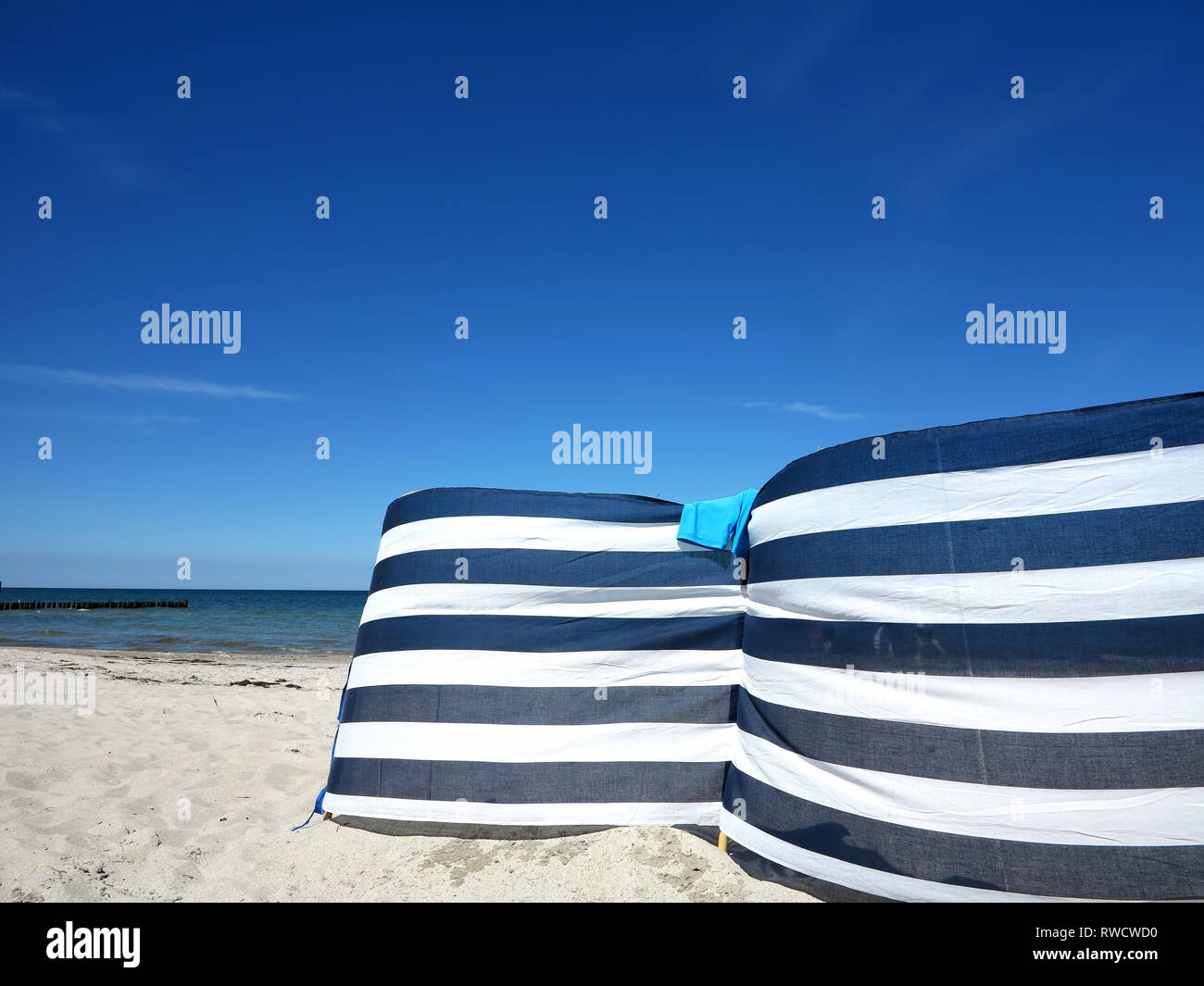Windschutz am Strand der Ostsee in Deutschland Stockfotografie - Alamy