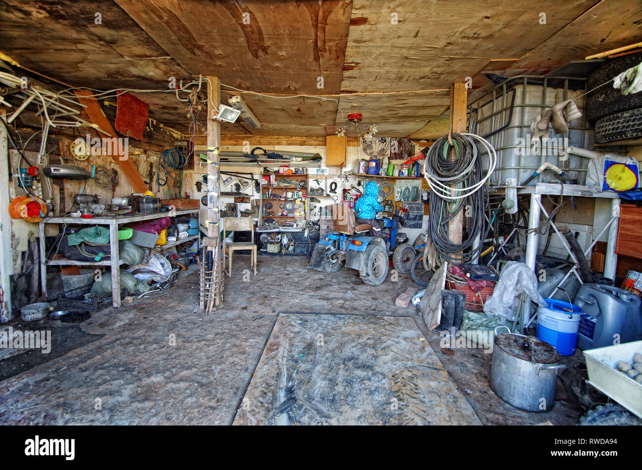Messy garage -Fotos und -Bildmaterial in hoher Auflösung – Alamy