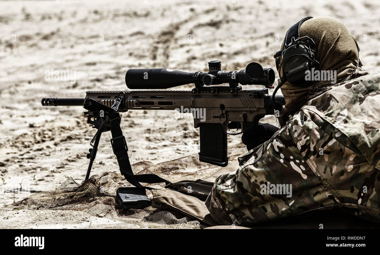 Mann mit dem ziel taktisches gewehr -Fotos und -Bildmaterial in hoher ...