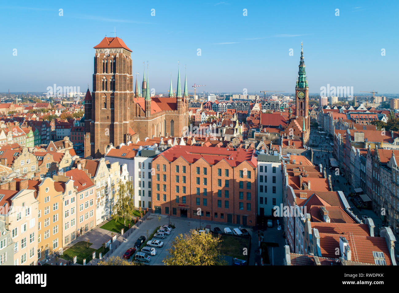 Danzig, Polen. Altstadt mit St. Maria Kirche, Rathaus turm, Dluga (Lang ...