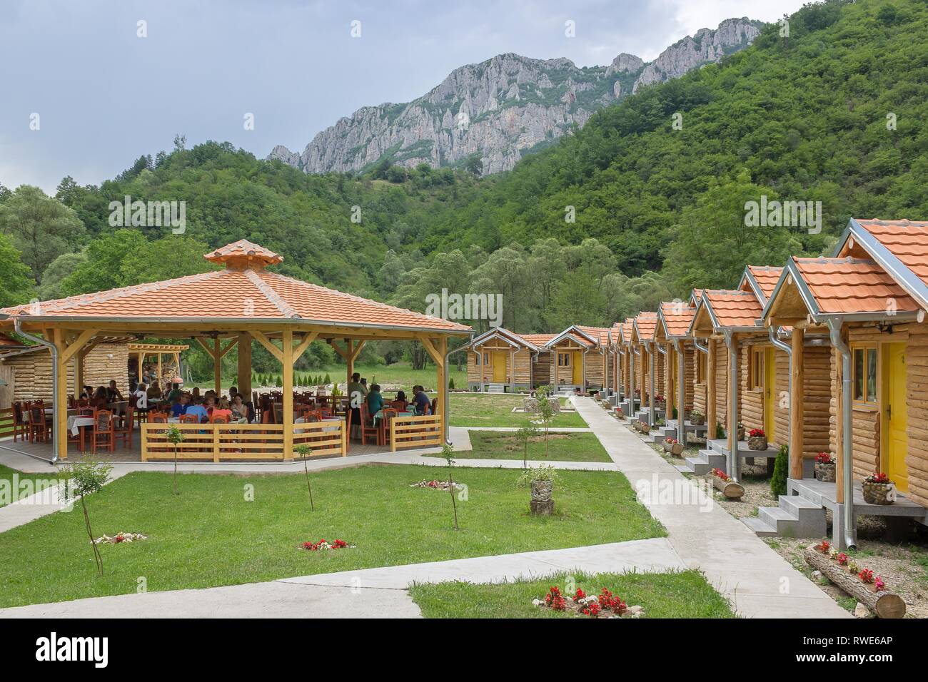 Vor kurzem ethno Dorf mit Holzhütten und einem Restaurant namens Lili ...