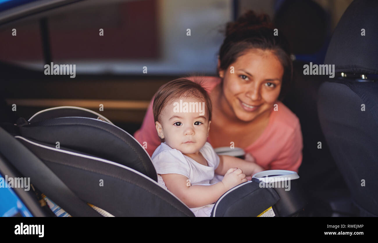 Baby autositz -Fotos und -Bildmaterial in hoher Auflösung – Alamy