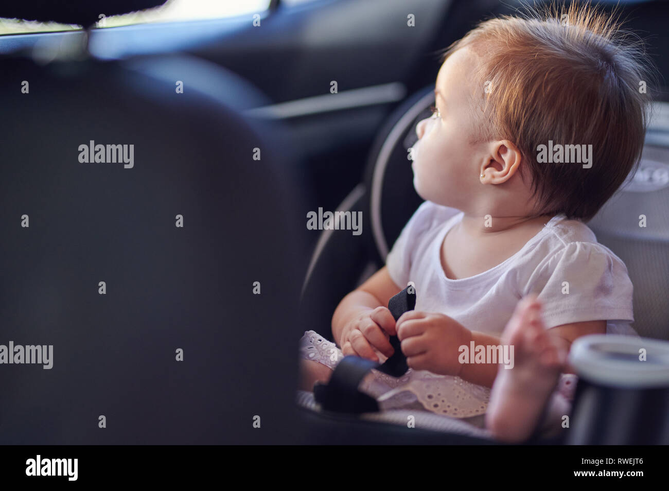 Baby im autositz -Fotos und -Bildmaterial in hoher Auflösung – Alamy
