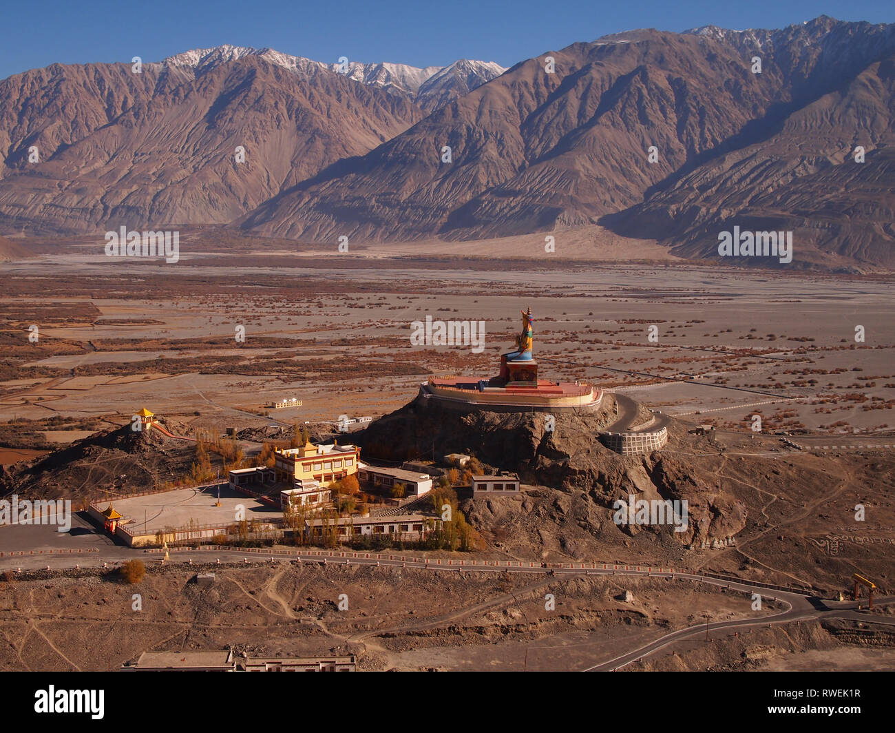Diskit Gompa Giant Buddha Maitreya Statue, vom Dach des Diskit Kloster ...