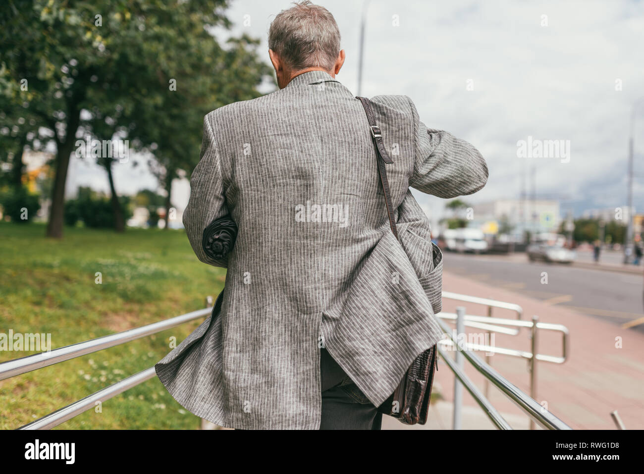 Handtasche unter dem arm -Fotos und -Bildmaterial in hoher Auflösung ...
