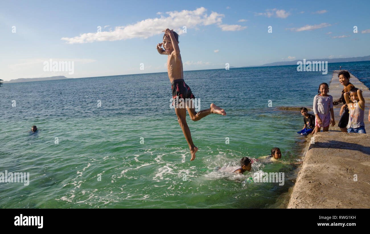 Mädchen Springen Ins Meer Stockfotos und -bilder Kaufen - Alamy