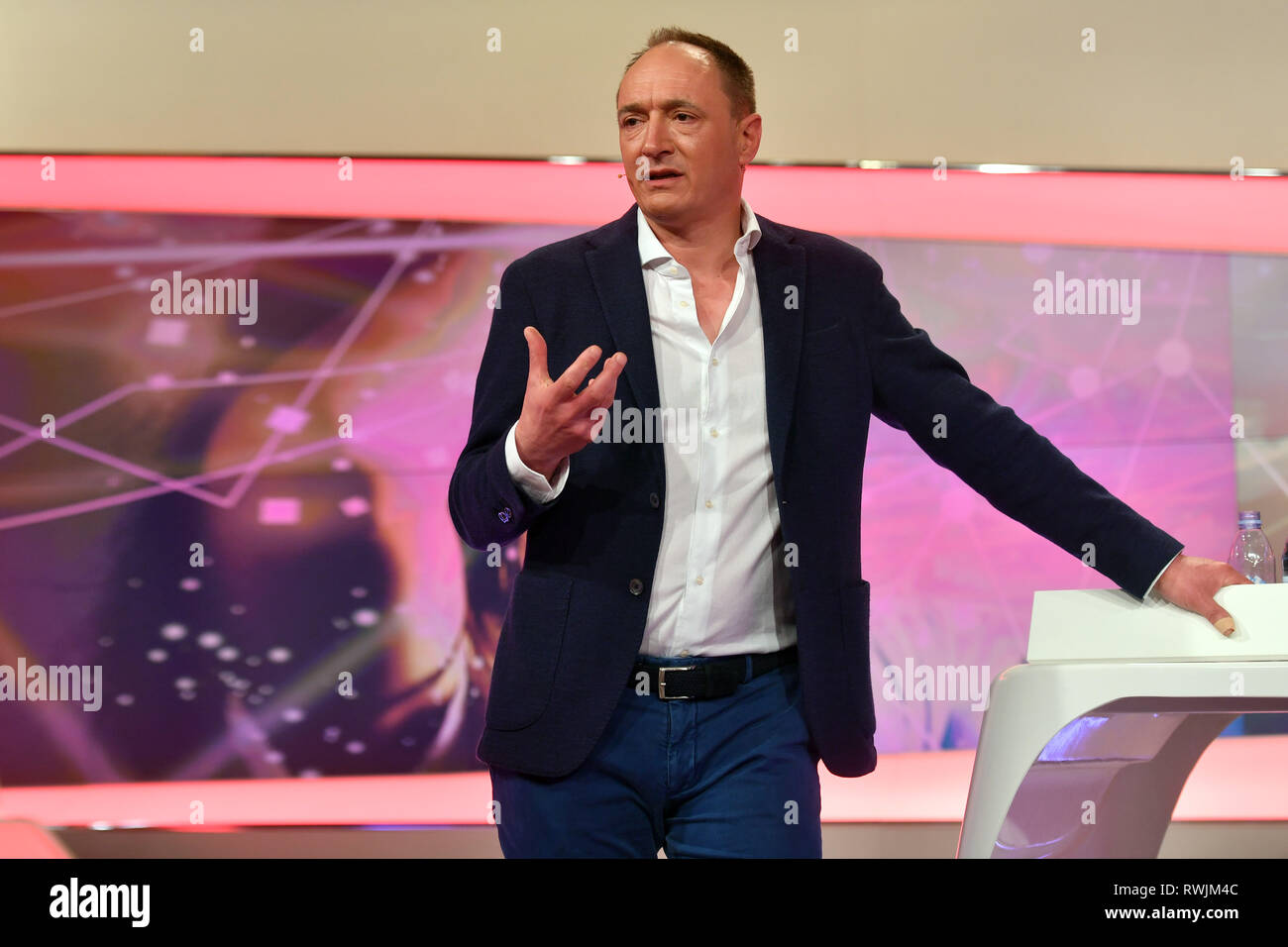 Max CONZE (CEO, Vorsitzender des Vorstands), im TV-Studio, Geste ...