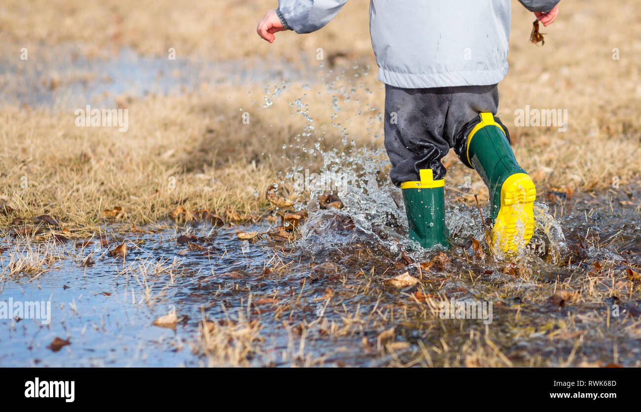 Soaking wet boy -Fotos und -Bildmaterial in hoher Auflösung – Alamy
