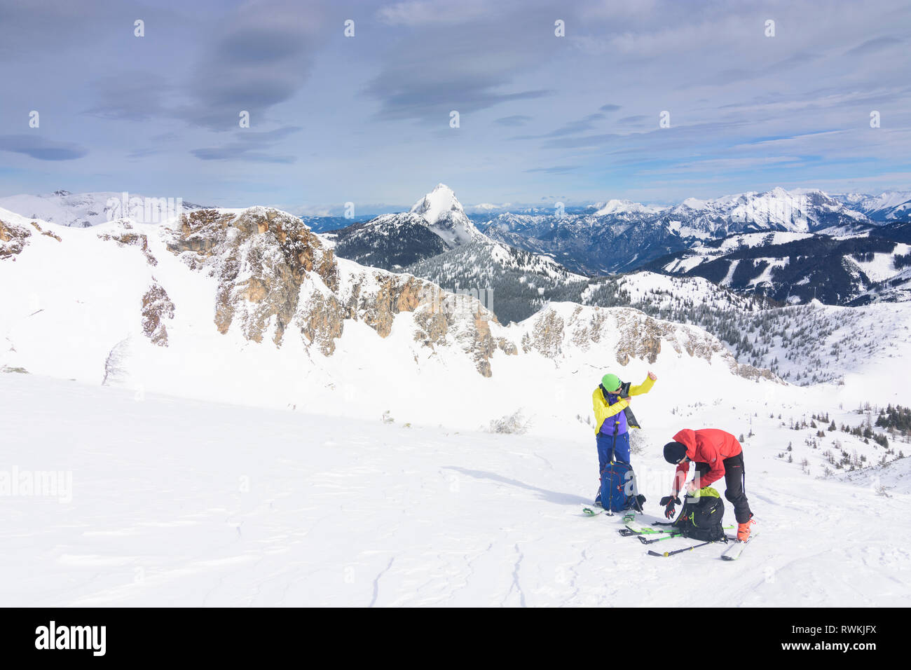 Skitour tourer -Fotos und -Bildmaterial in hoher Auflösung – Alamy