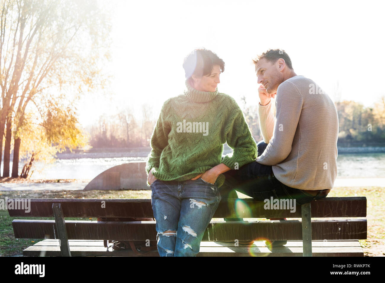 Zwei Leute Auf Der Bank Stockfotos und -bilder Kaufen - Alamy
