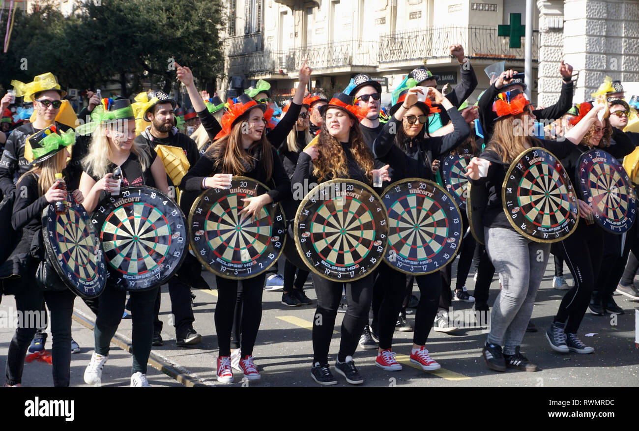 Rijeka, Kroatien, 3. März, 2019. Gruppe maskierter Millennials feiern ...
