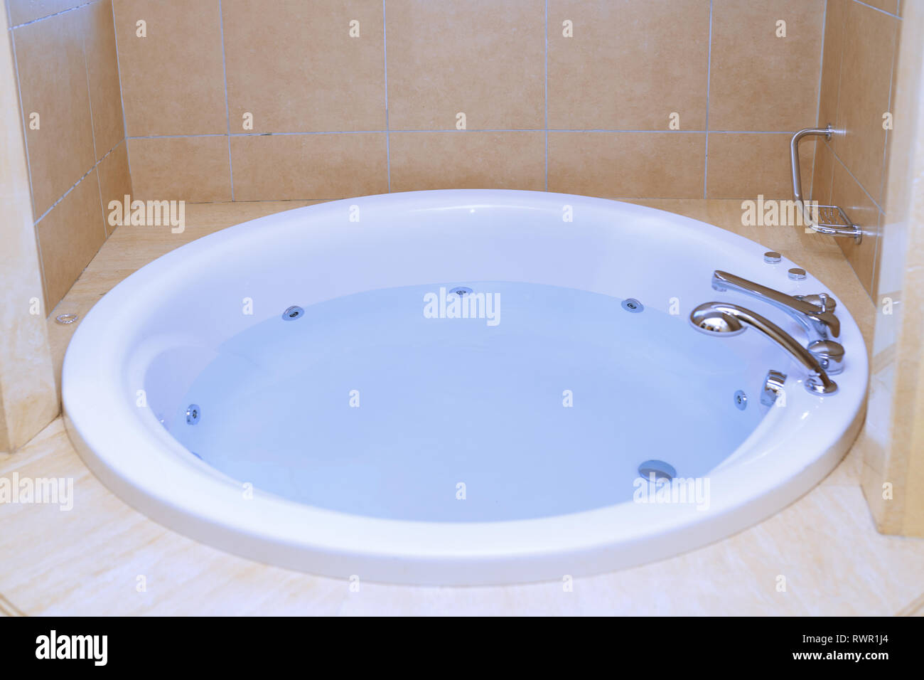 Volle badewanne -Fotos und -Bildmaterial in hoher Auflösung – Alamy
