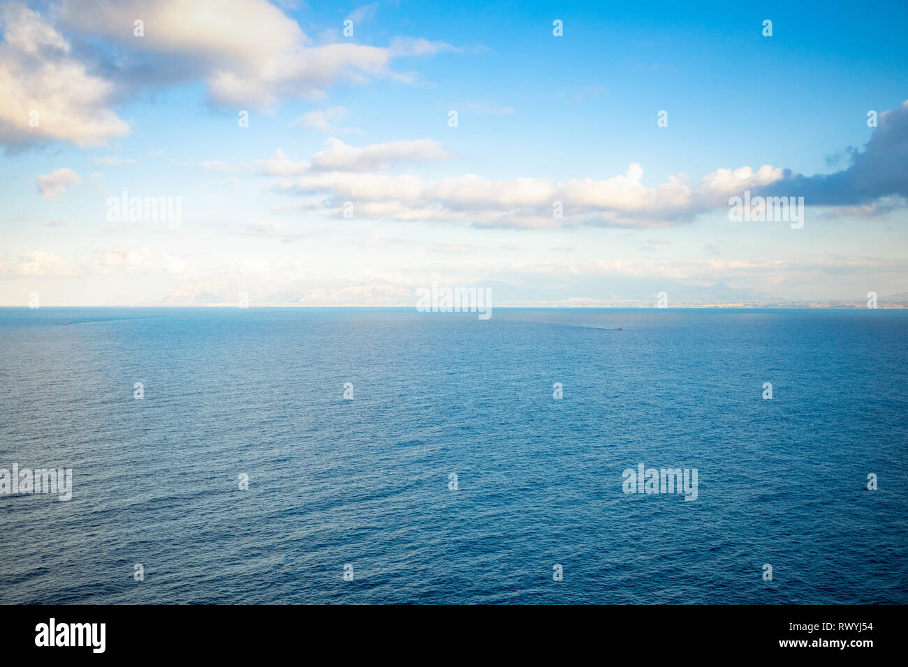 Blick auf die Berge und blaues Meer in der Italienischen Naturpark oder ...