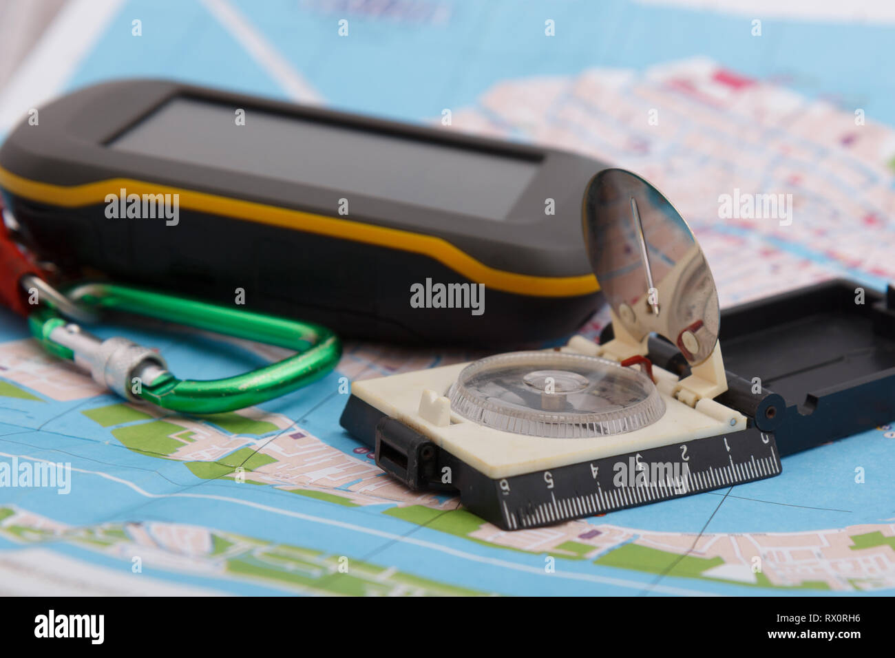 GPS-Gerät, Kompass und Landkarte Stockfotografie - Alamy