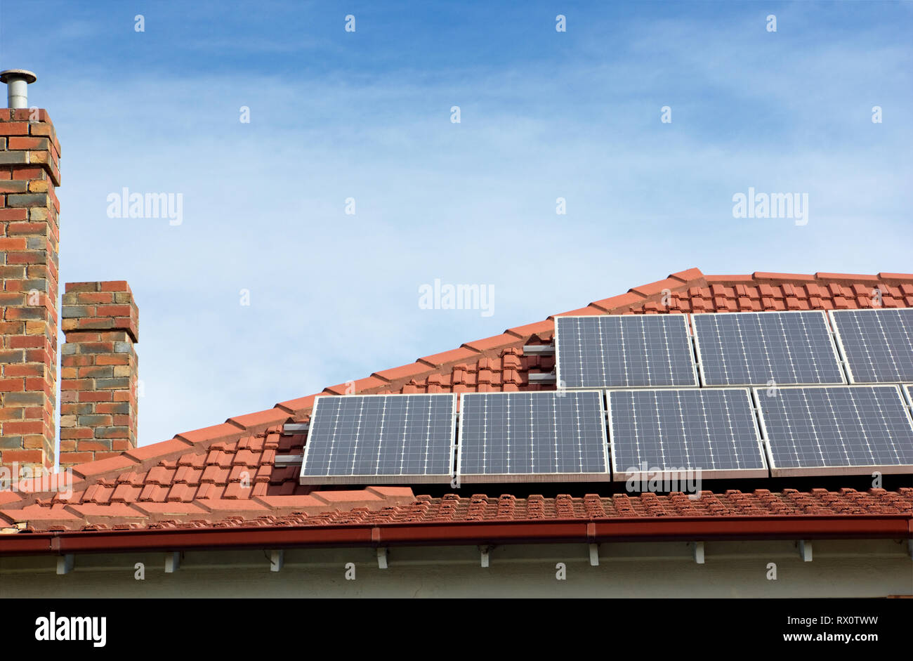 Solarzellen Auf Dem Hausdach Stockfotos und -bilder Kaufen - Alamy