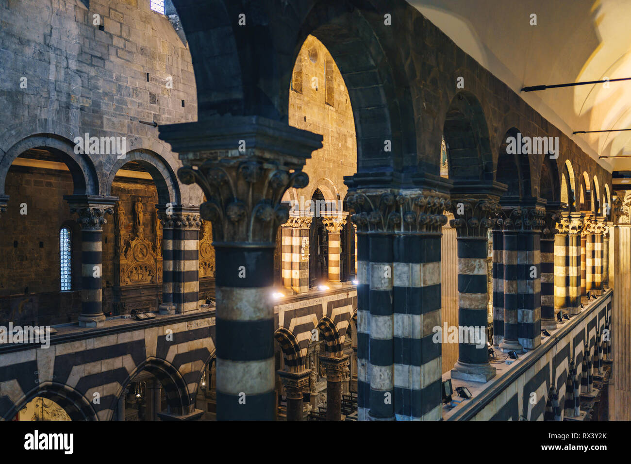 Interior san lorenzo cathedral -Fotos und -Bildmaterial in hoher Auflösung – Alamy