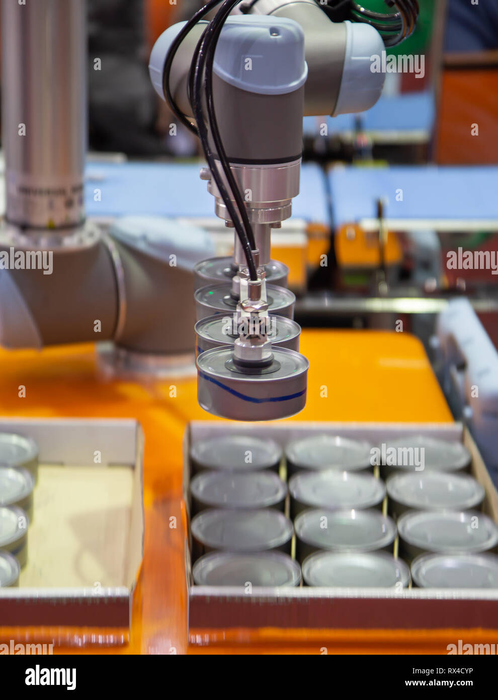 Automatisierung Roboter heben essen kann an Traverse in der ...