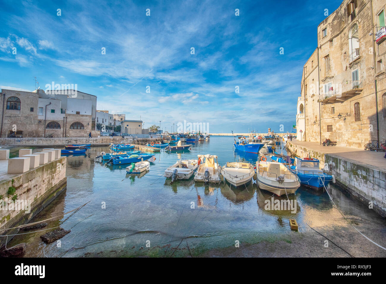 Alter Hafen von Monopoli Provinz Bari, Apulien. Yachten in der Marina ...